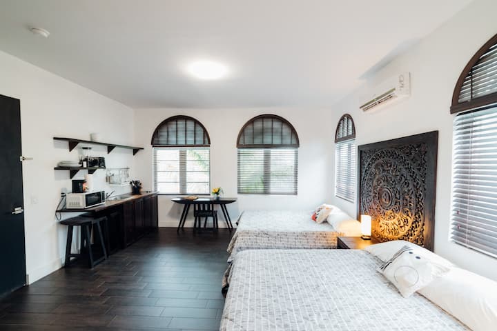 2 Queen Beds Boutique Hotel - Miami, FL