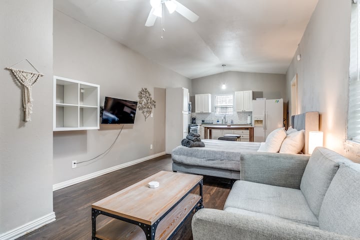 Bishop Arts Cozy Adu • Full Privacy, Full Kitchen - Dallas, TX
