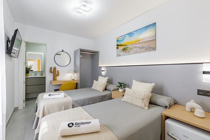 Habitación Moderna Con Vista A Patio Cerca De Bus - Málaga