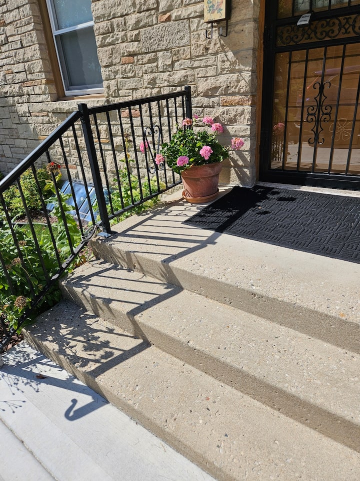 Spacious Upper 1 Bedroom Apartment - Milwaukee