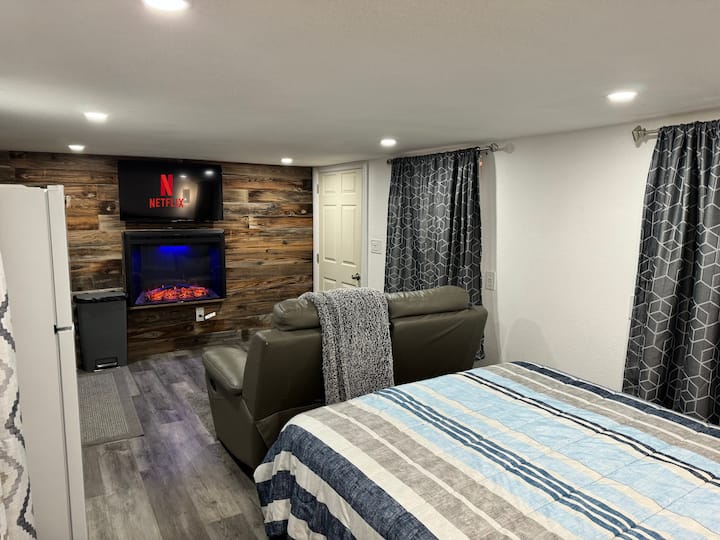 Fireplace•w/d•500mbps•full Kitchen/bath•pool Table - Victorville, CA