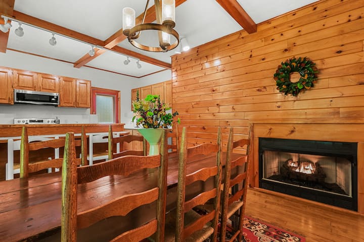 Lush & Chic Blue Ridge Retreat With 2 Fireplaces - Boone, NC