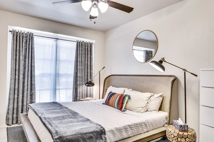 Cozy Eclectic W/ King Beds, Garage Parking & Yard - Austin, TX