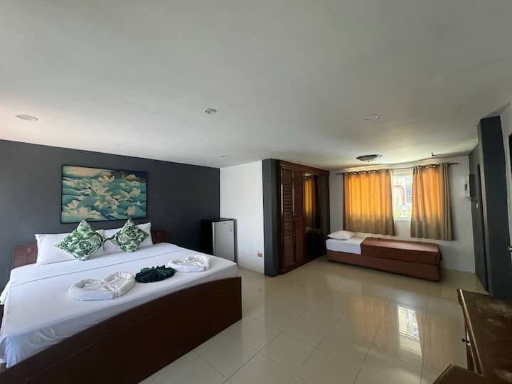 Private Room With Balcony Near Patong Beach - パトンビーチ
