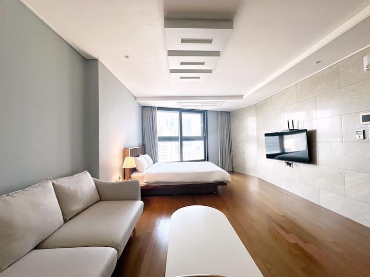 Tulip • • 해변1분 워터파크1분 취사 넷플릭스 퀸침대2싱글1 무료주차 - Busan