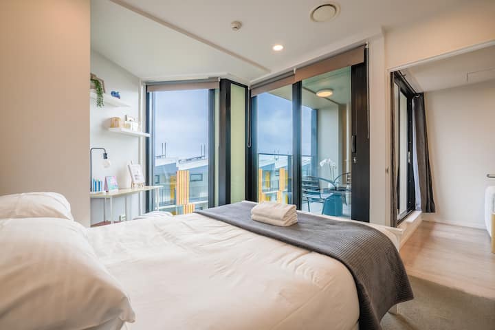 Bright 2 Bedroom In City Centre With Pool - Auckland