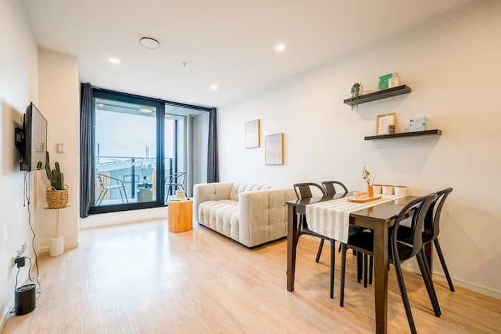 Bright 2 Bedroom In City Centre With Pool - Auckland