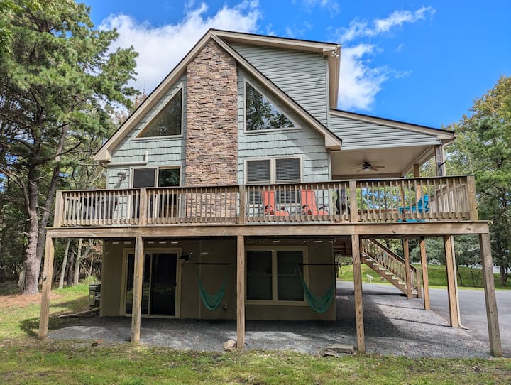 Cozy Group Getaway | King Beds + 1pm Check-in/out - Pocono Mountains, PA