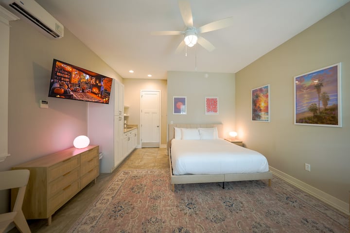 Newly Renovated Cottage! Ideal For 3 Guests - Dunedin, FL