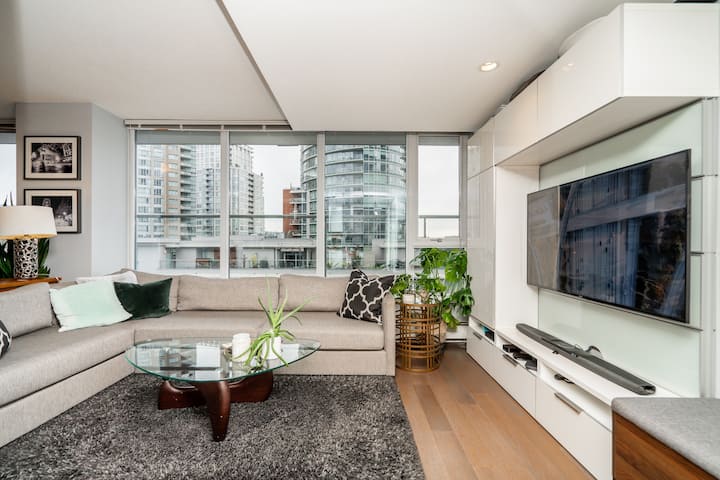 2 Level Downtown Penthouse W Private Roofdeck - Vancouver