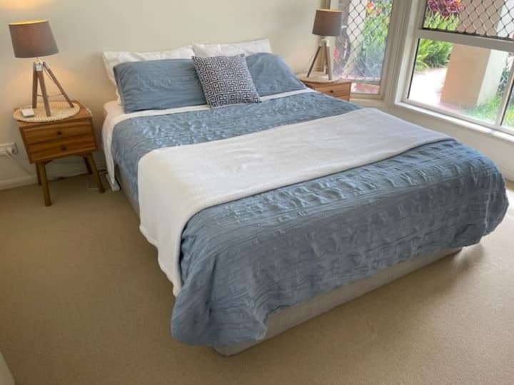 Gold Coast:  1 Quiet And Central. Queen Bed - Gold Coast