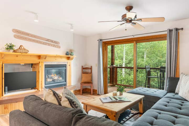 Basecamp Stays: Vibrant Spacious Ski Pad, Hot Tubs - Teton County, WY