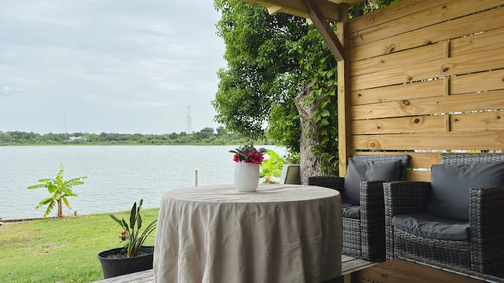 Lakefront - Private Fishing Dock - Ample Parking - Lakeland