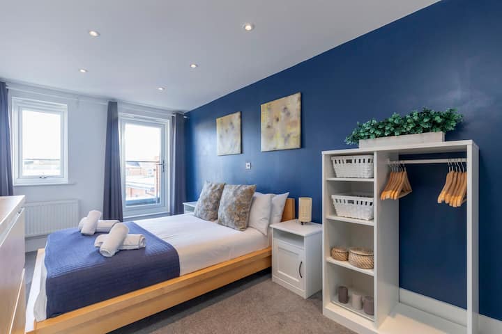 Modern & Spacious Home In Central Cheltenham - Cheltenham