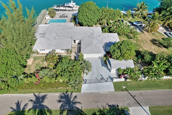 Canal House Luxury Villa On The Canal - Bahamas