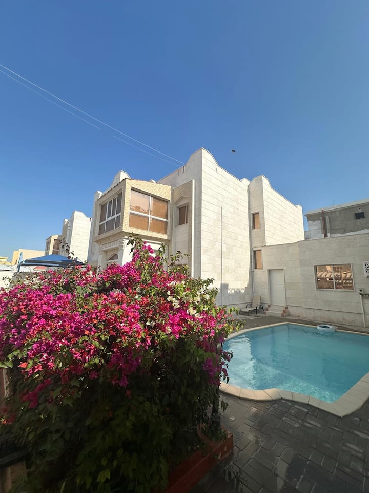 Luxurious 5-bedroom Villa 29 - Doha