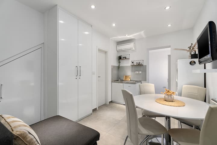 Sweet Apartment Cherry - Split