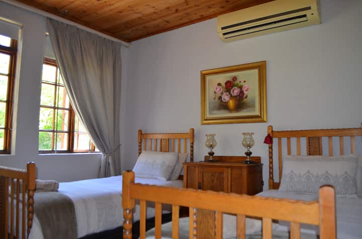 Harmonie Cottage, On Wine Farm & Wild Cat Park - Stellenbosch