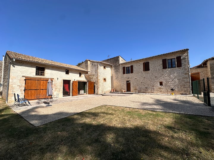 Charming 15th Century Gite River & Tennis Court - Niort