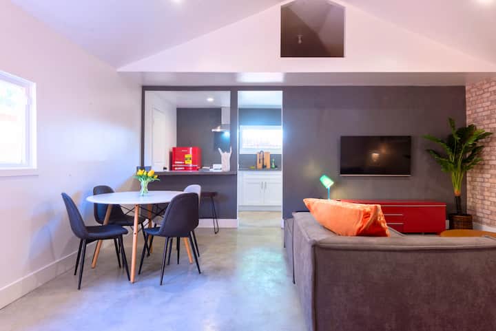 Modern Private Guesthouse With Parking, Yard & W/d - Inglewood, CA