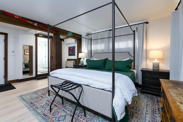 Modern Condo | King Bed | 8 Mins To Downtown Stowe - Waterbury Village Historic District