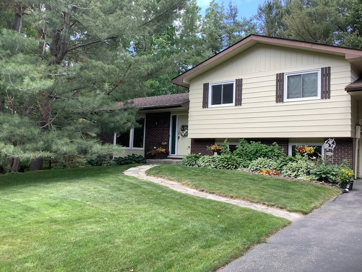 At Home In Muskoka - Bracebridge