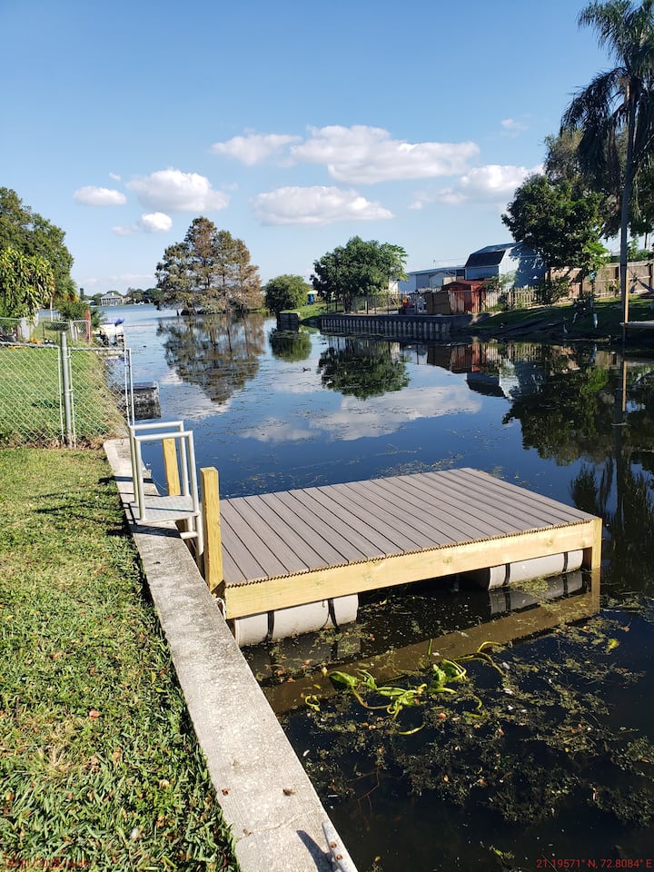 Cozy Canal Cottage - Largo, FL