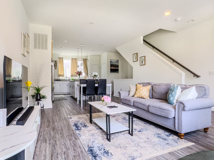 Riverview Retreat: 3br Oasis W/ Rooftop & Garage - Philadelphia, PA