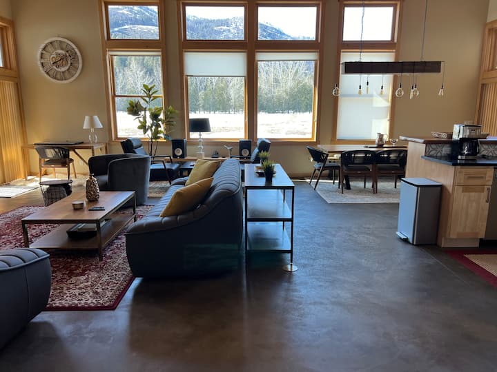 Methow Valley Retreat: 4br On Trail Ski In/out - Winthrop, WA