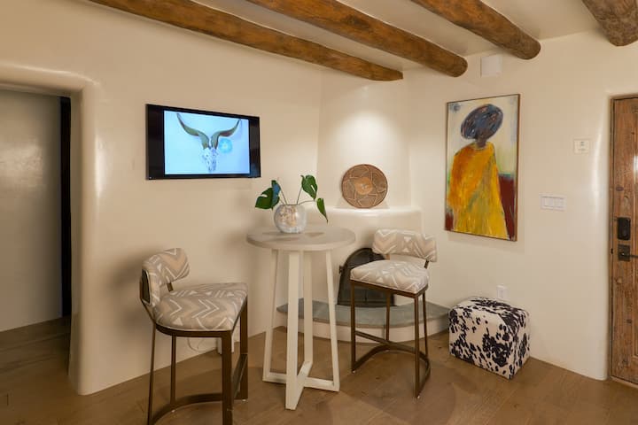 Casita Noir - Luxury Home Steps From Canyon Road - Santa Fe, NM