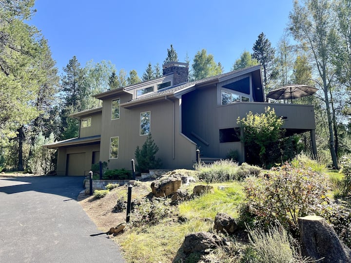 Spacious Family Retreat With Gourmet Kitchen - Sunriver, OR