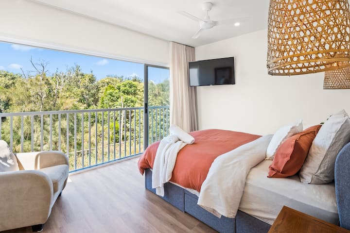 Free E-bikes, Heated Pool, Beachfront Luxe Villa - Sunshine Coast