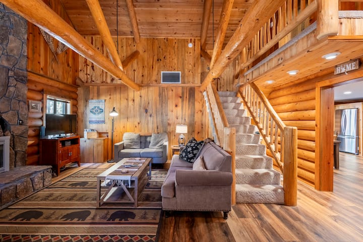 Remodeled Sisters Cabin - Hot Tub - Dog Friendly! - Sisters, OR