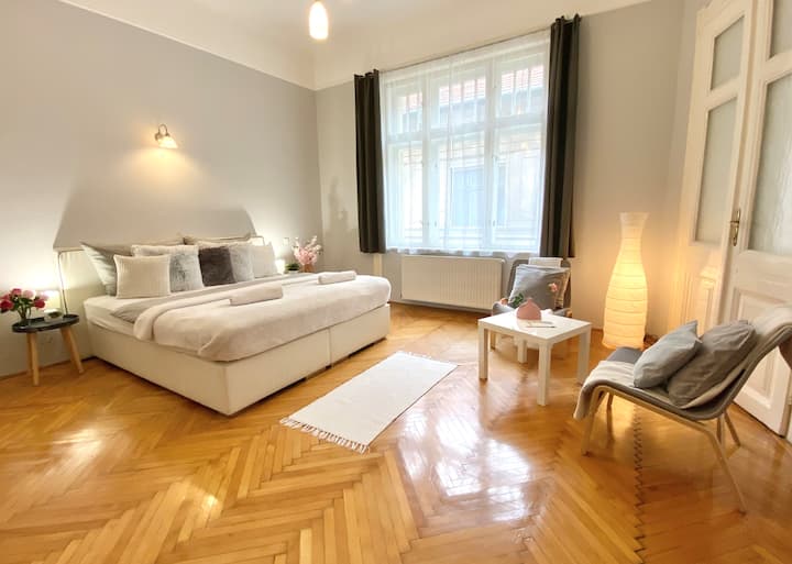 Free Parking + 4 Bdr + 3 Baths + 5* Location - Budapest