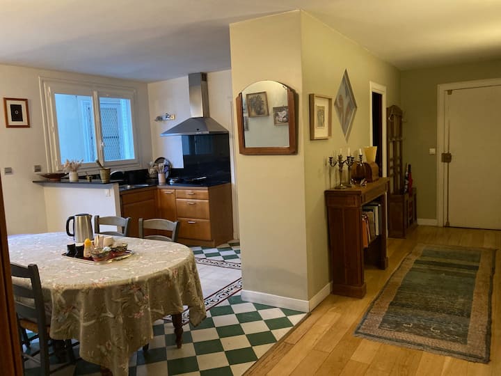 Gde Chambre Dans Grd Appart Calme. Quartier Animé -