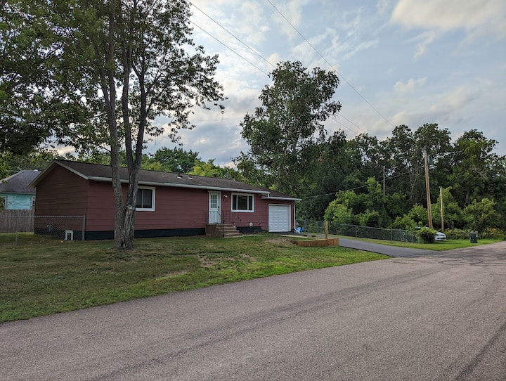 Peaceful, Pet Friendly, Large Fenced-in Yard - Crosby, MN