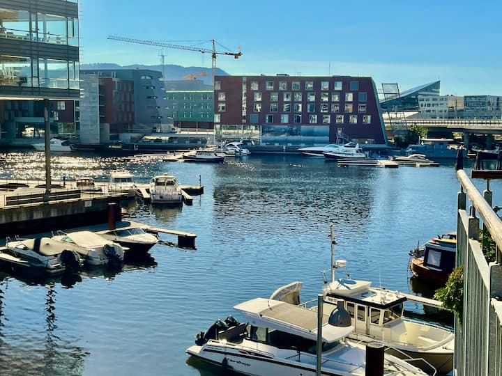På Bryggekanten V/solsiden I Trondheim - Trondheim