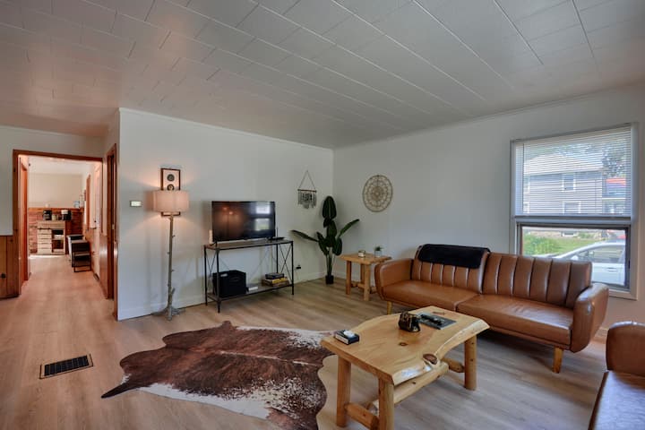 Cozy Cottage Quiet Street Walk To Beach & Downtown - Alexandria Bay, NY