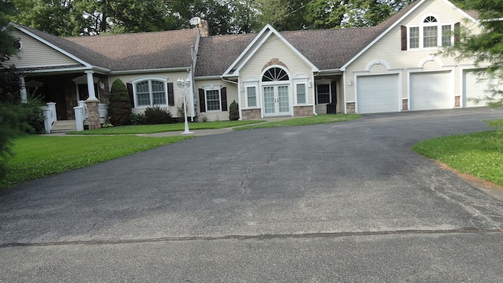 3000 Sq Ft Poughkeepsie Home With Chef's Kitchen - Poughkeepsie, NY