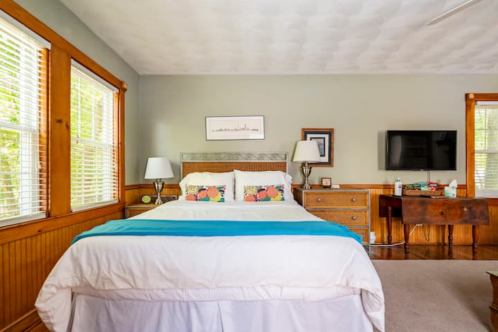 Country Cottage In The City - Newton, MA