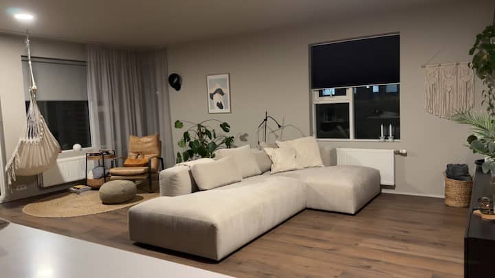 Stylish And Spacious 3br With Free Parking - Aéroport de Reykjavík Keflavík (KEF)