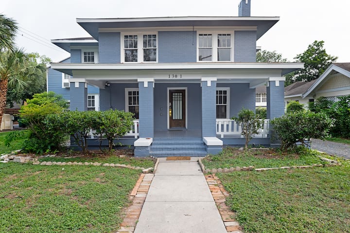 Your Old Montrose Mansion | Sleeps 18/9br/4ba/4pa