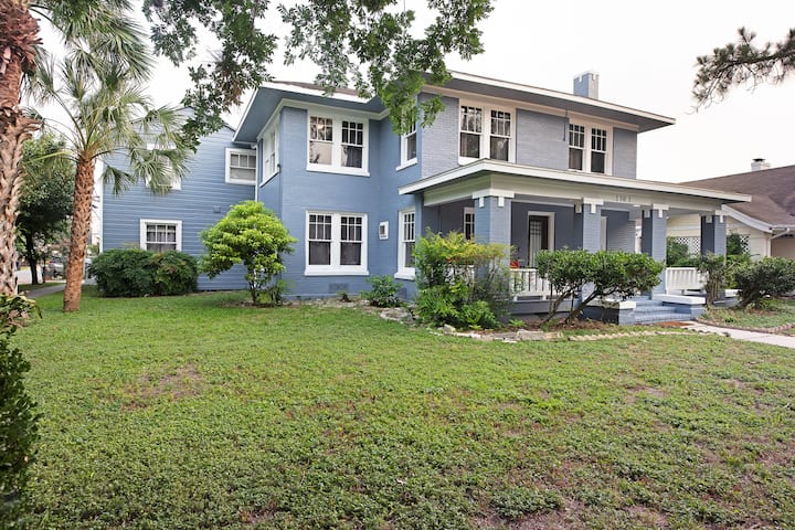 Your Old Montrose Mansion | Sleeps 20/10br/5ba/4pa - Houston, TX