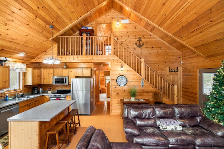 Sand Rock Lodge, Fire Pit, 3bd, 2bth Sleeps 10 - Wisconsin Dells, WI