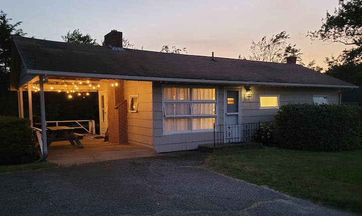 Summer Cottage In Bonnet Shores. Walk To Beach! - Jamestown, RI