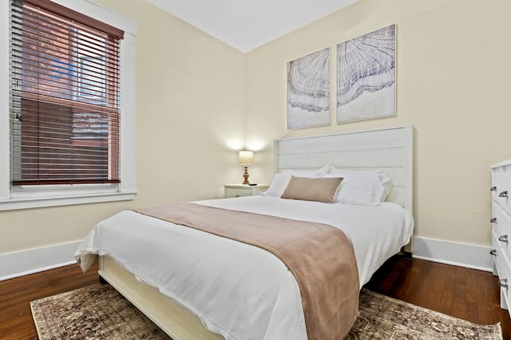 Spacious Southwest Flat- Discounted Extended Stays - Dearborn, MI