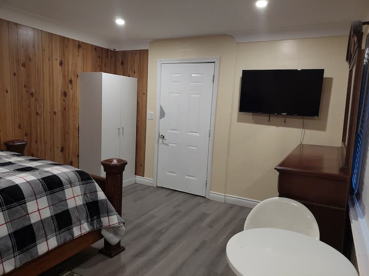 Private Room On Bungalow House. - St. Catharines