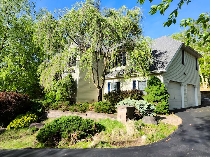 Hilltop Retreat: Hot Tub – Spring Getaways Awaits! - East Stroudsburg, PA