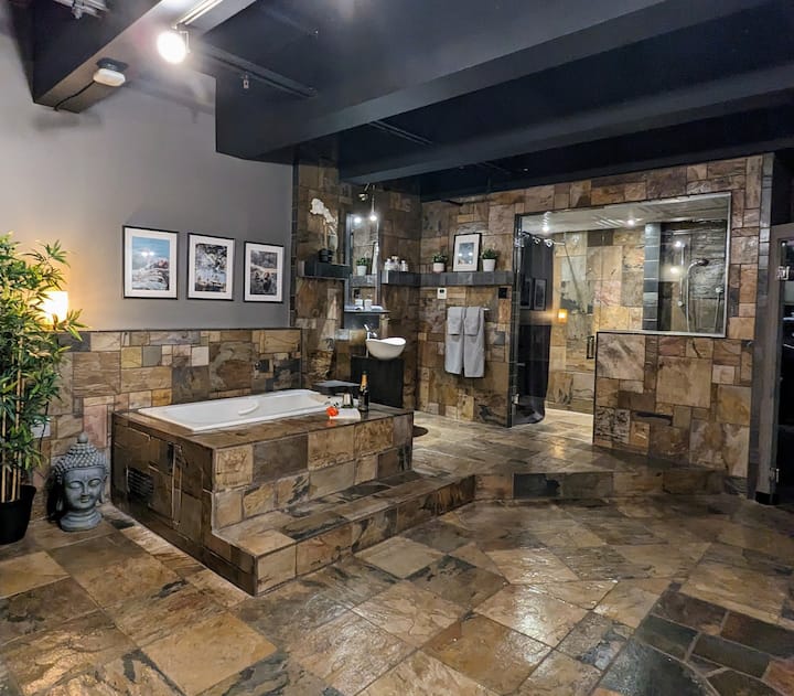 Romantic Japanese Spa Loft Near Rogers Arena - Edmonton, Canada