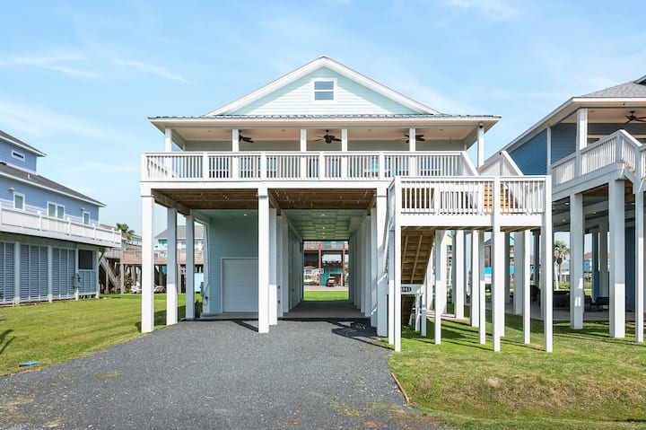 Beachside Cabin | Steps To Beach & Hot Tub Retreat - Galveston, TX